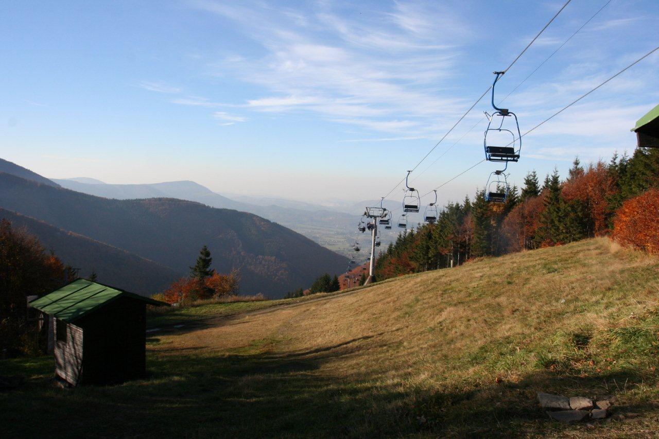 Lyžařský areál Pustevny s první sedačkovou lanovkou na světě | Kam se ...