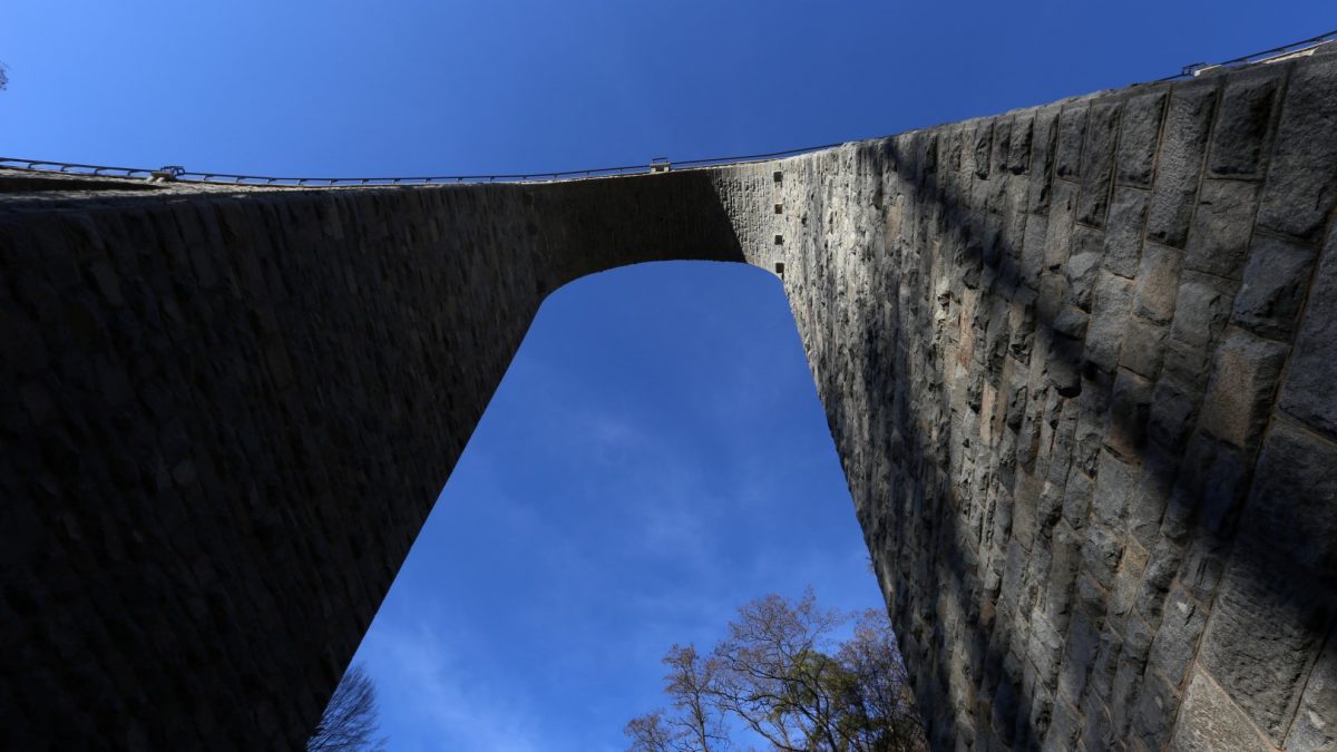 Kamenný viadukt v Žampachu | Kam se vydat.cz