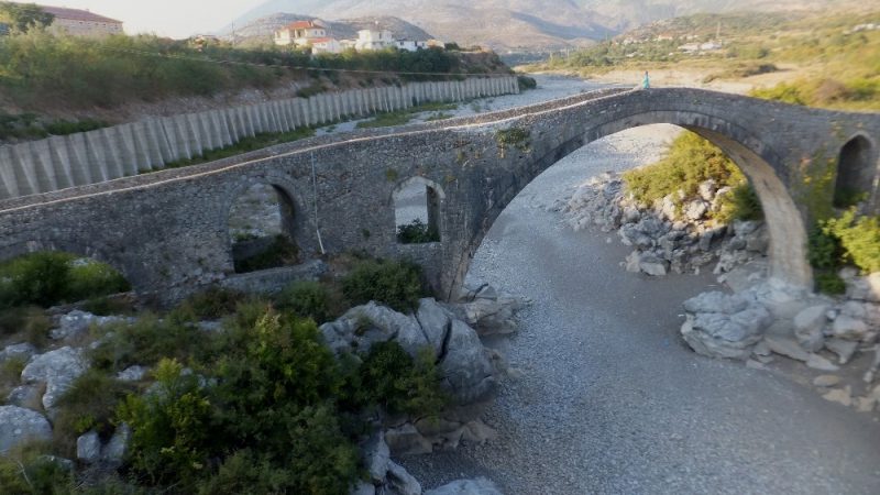 Mes Bridge, Albánie - most uprostřed | Kam se vydat.cz