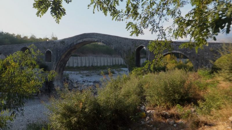 Mes Bridge, Albánie - most uprostřed | Kam se vydat.cz